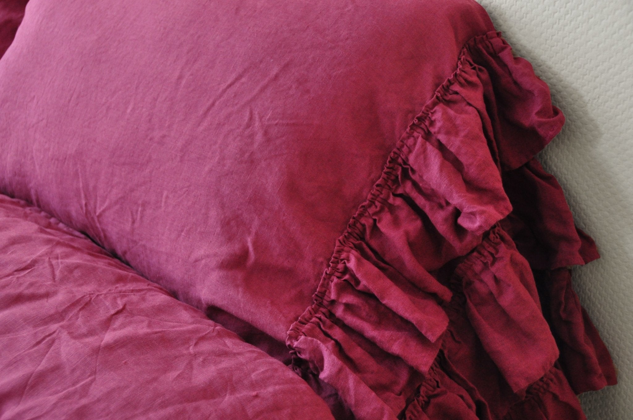 Raspberry ruffled duvet cover – True Things